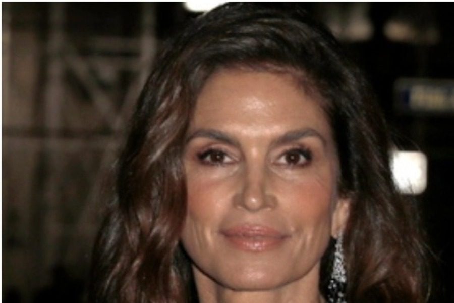 Αγνώριστη η Cindy Crawford ανεβάζει Topless φωτογραφία και προκαλεί αντιδράσεις E Dailygr